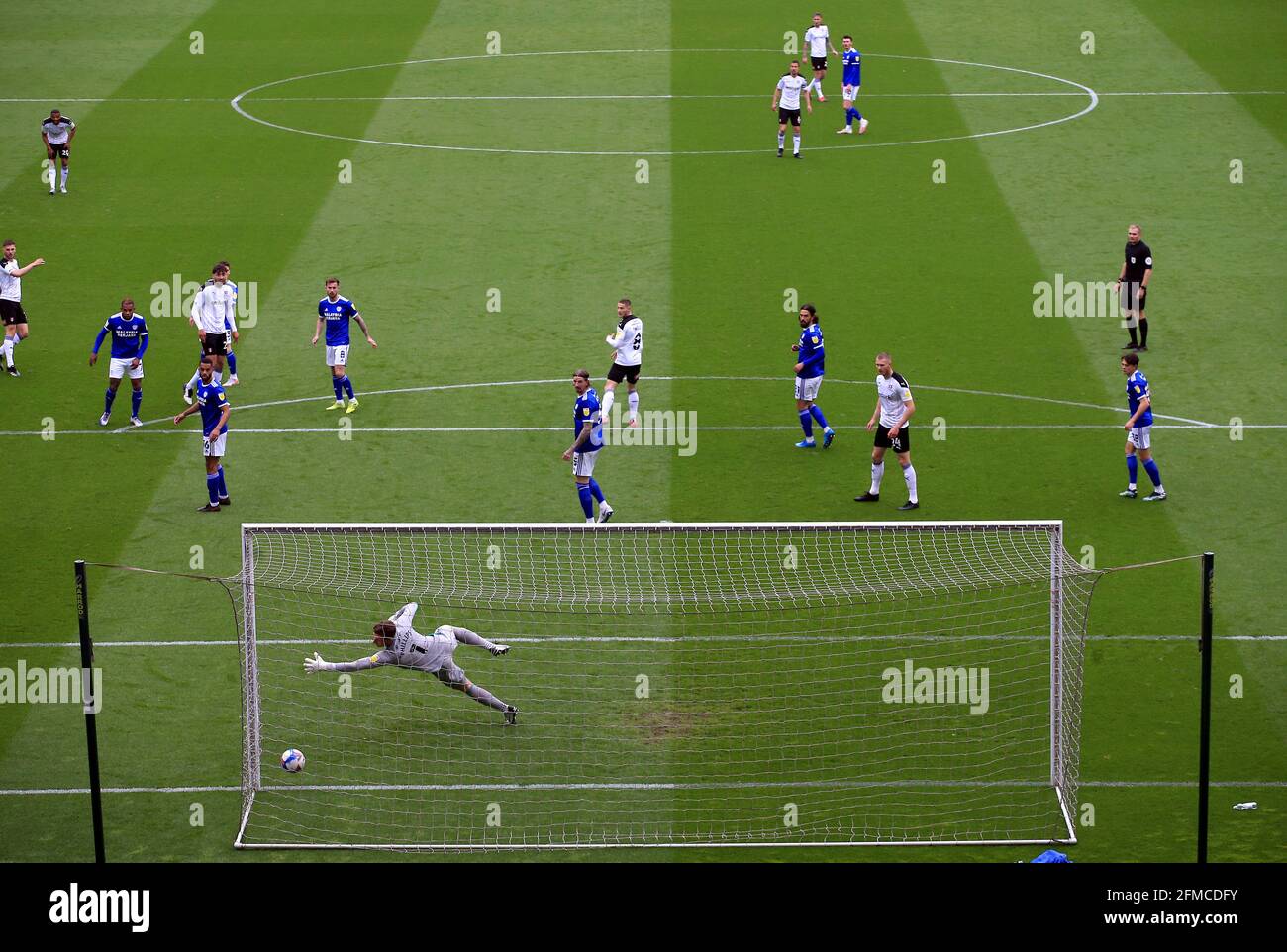 Left wing scores hi-res stock photography and images - Alamy