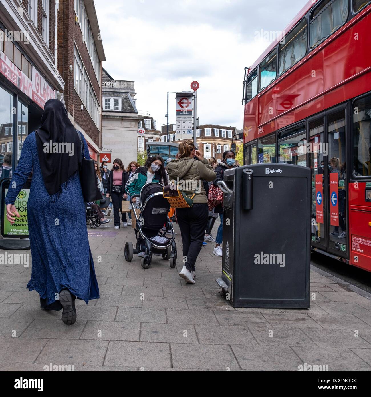 Woman wearing hijab london england hi-res stock photography and images ...