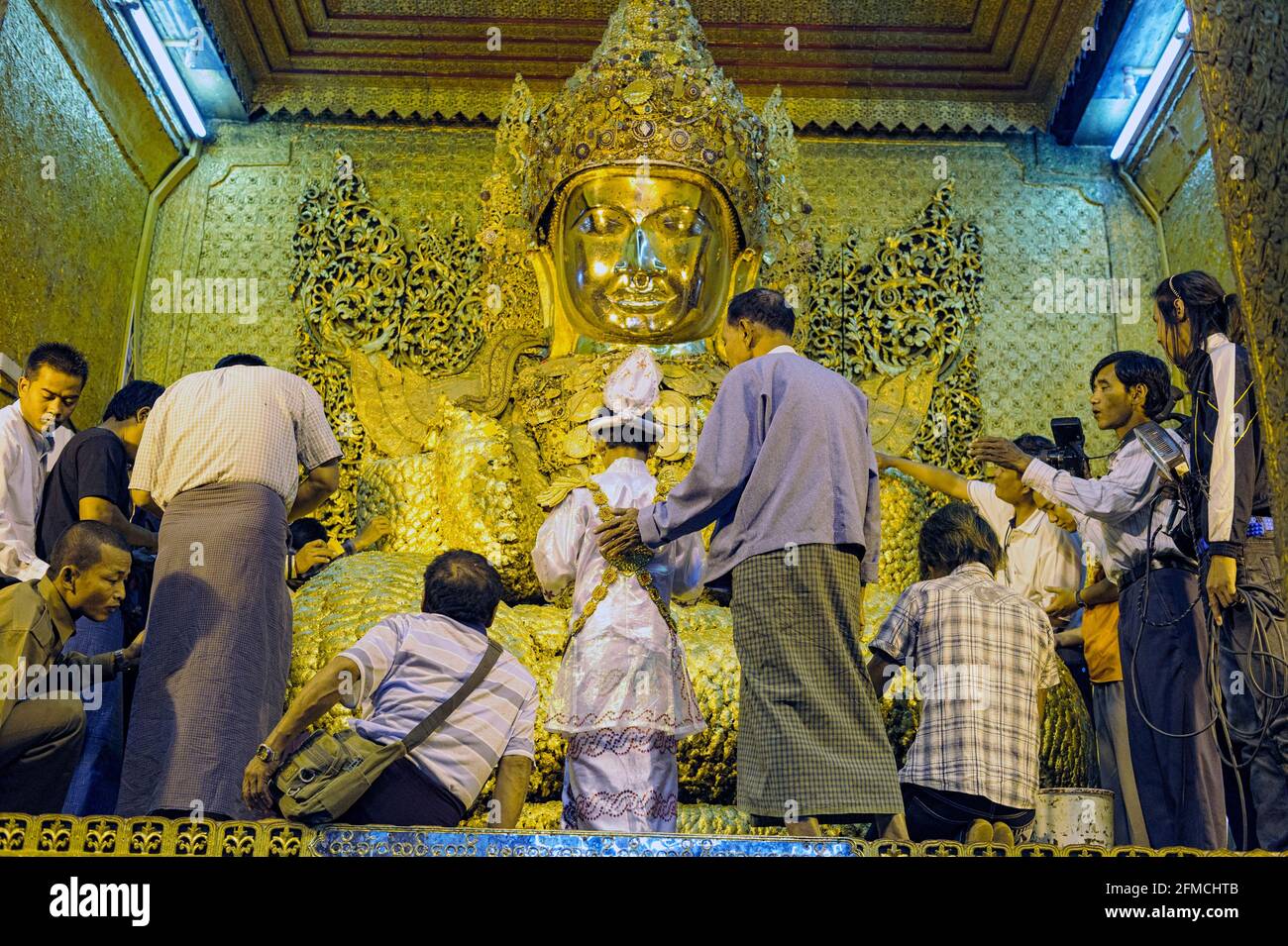 Ordination ceremony at the Mahamuni Buddha Temple (or the Mahamuni ...