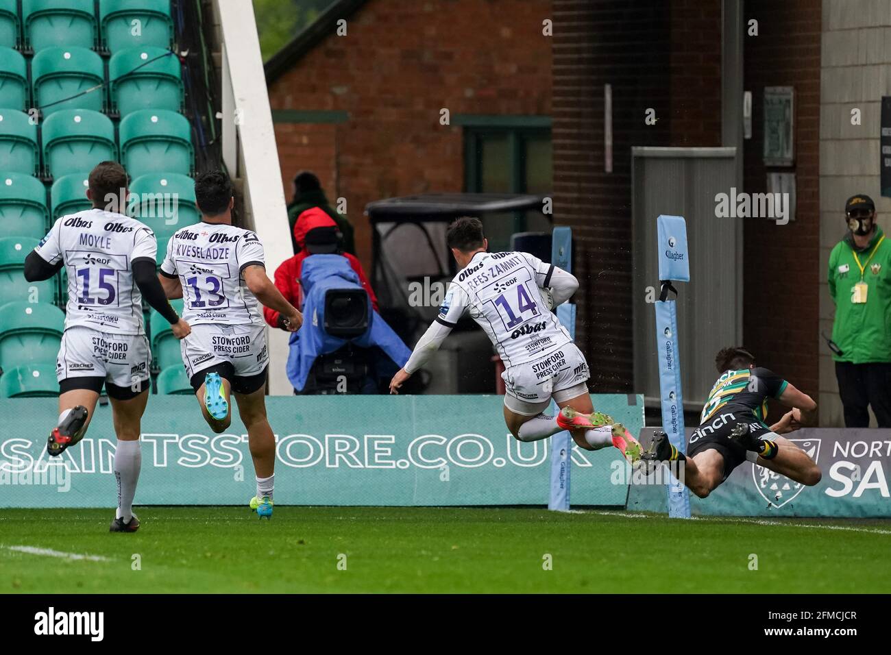 Louis Rees Zammit #14 of Gloucester Rugby scores a try Stock Photo - Alamy
