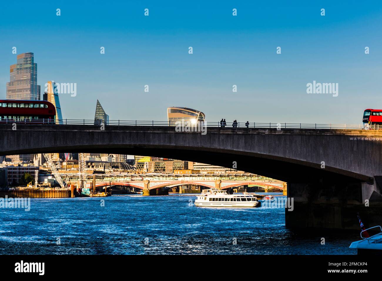 Sunset sky over central london landmarks hi-res stock photography and ...