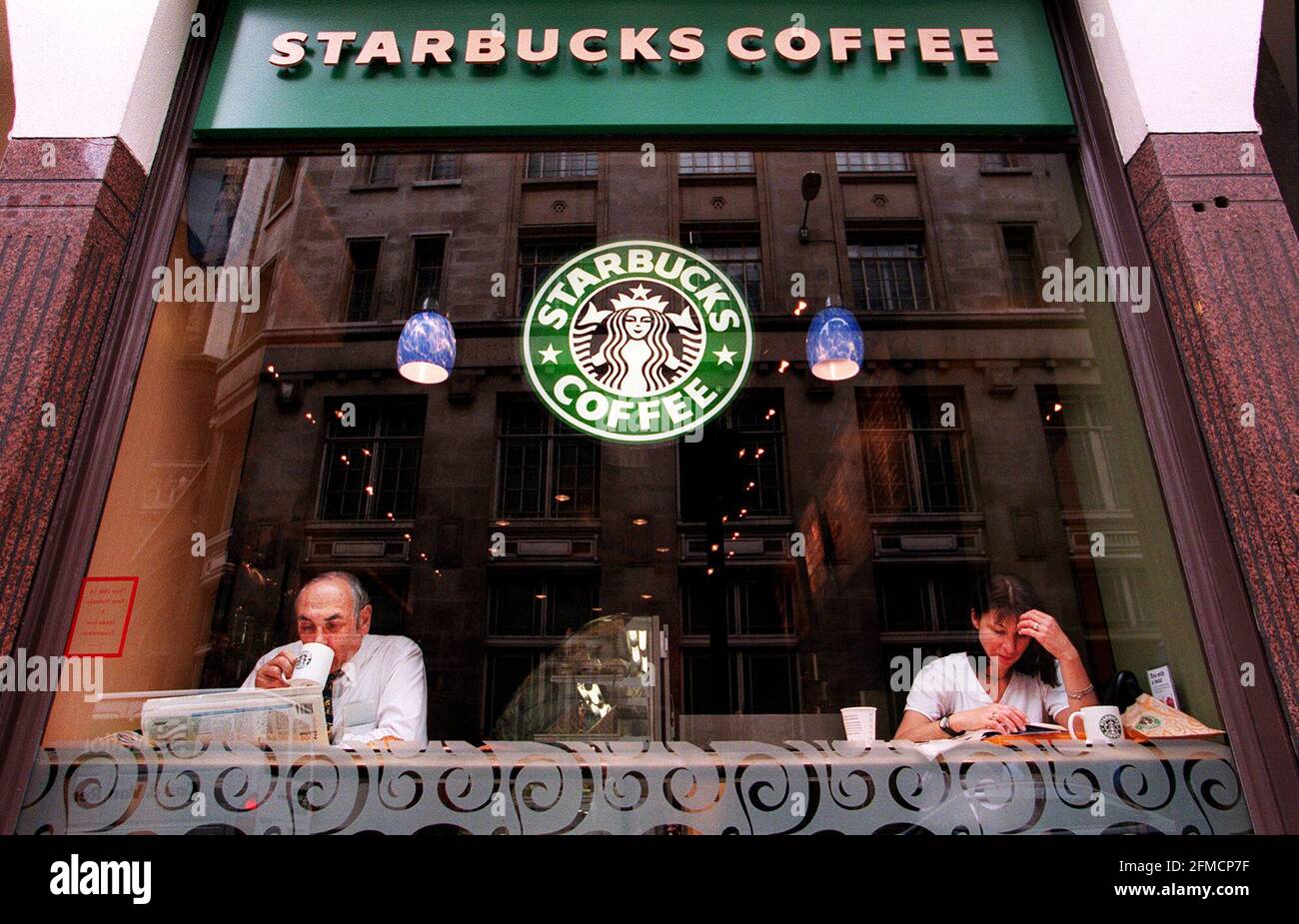STARBUCKS COFFEE SHOP IN THE CITY. PHOTOGRAPH BY MARK CHILVERS. 14/8/00 ...
