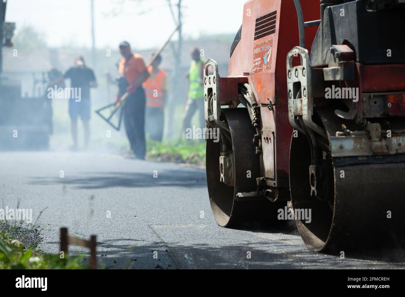 Asphalt workers hi-res stock photography and images - Alamy