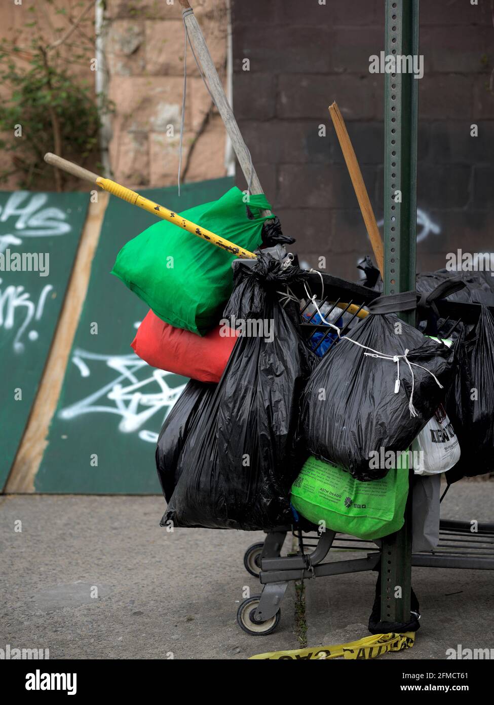 Homeless cart hi-res stock photography and images - Alamy