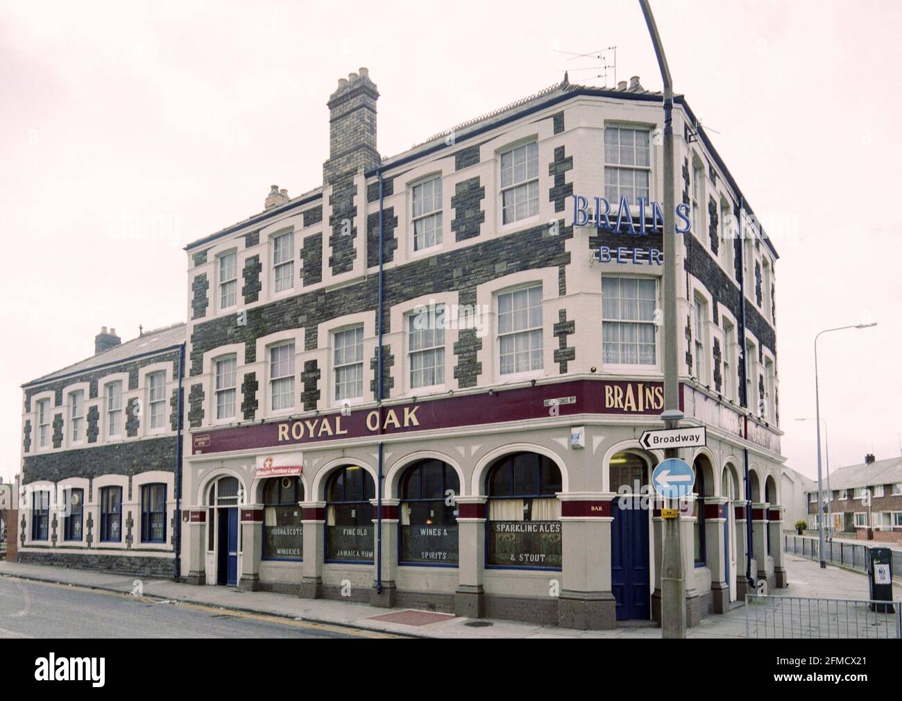 The Royal Oak Pub, Broadway, Cardiff, 1989 Stock Photo - Alamy