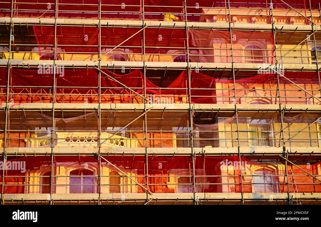Scaffolding and mesh hi-res stock photography and images - Alamy