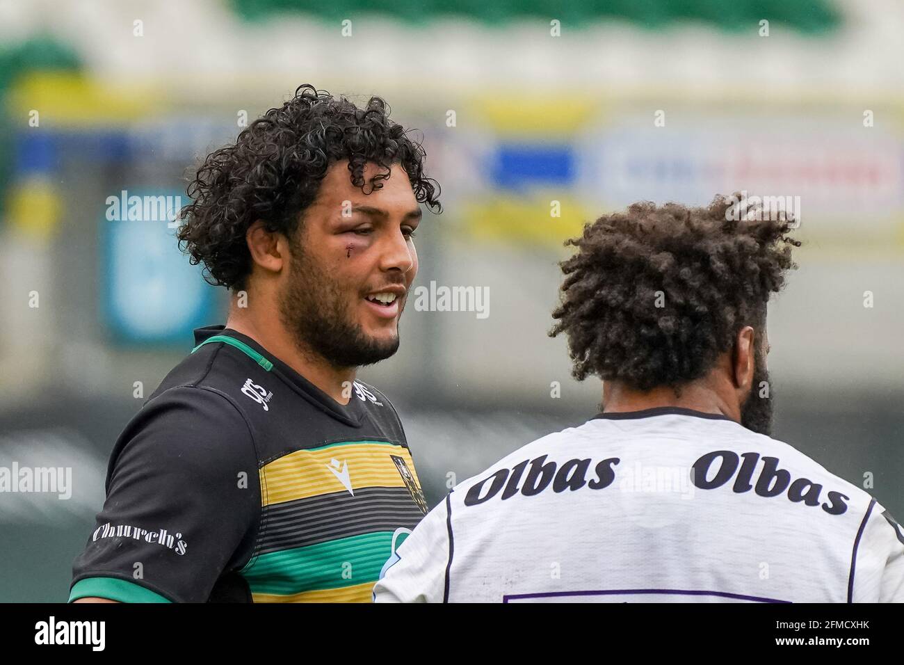 Lewis Ludlam #7 of Northampton Saints picks up a facial injury Stock ...