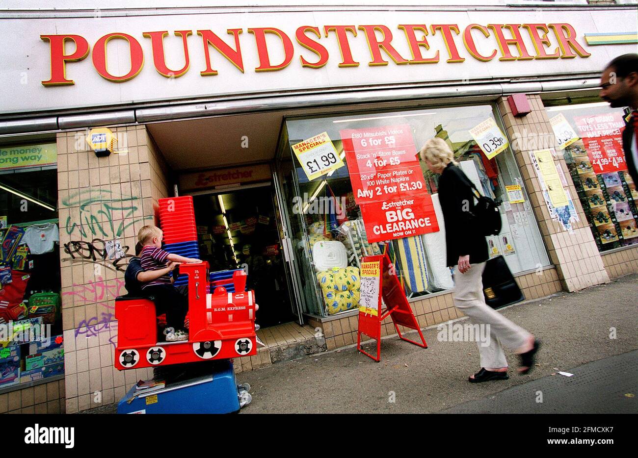POUNDSTRETCHER IN KENTISH TOWN. PHOTOGRAPH BY MARK CHILVERS. 22/8/00 ...