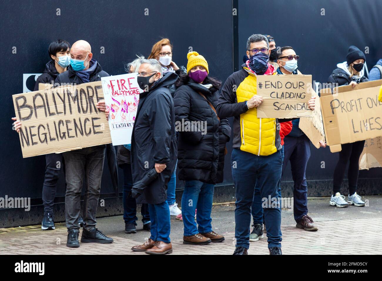 Protesters holding protest signs hi-res stock photography and images ...