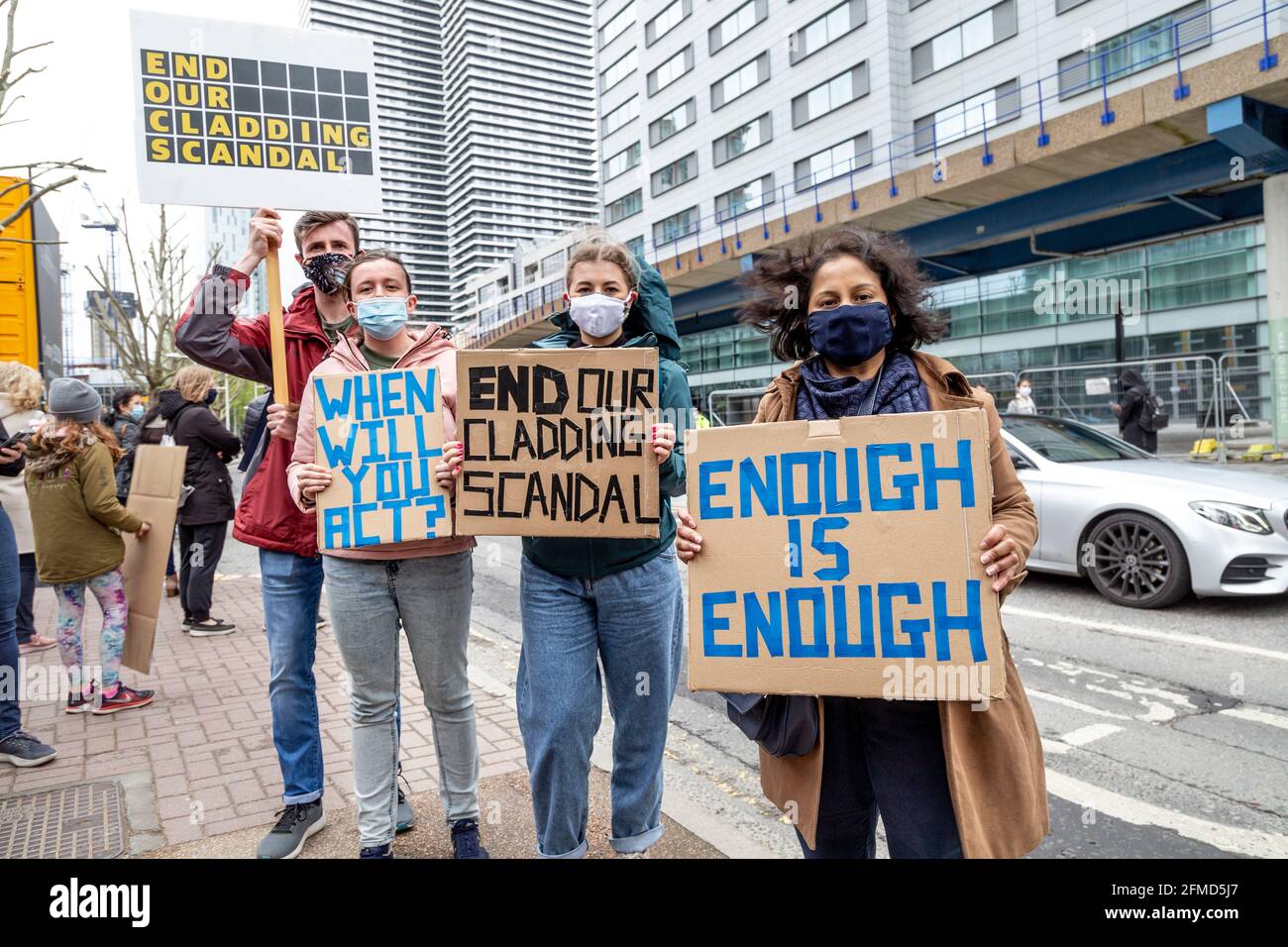Protesters holding protest signs hi-res stock photography and images ...