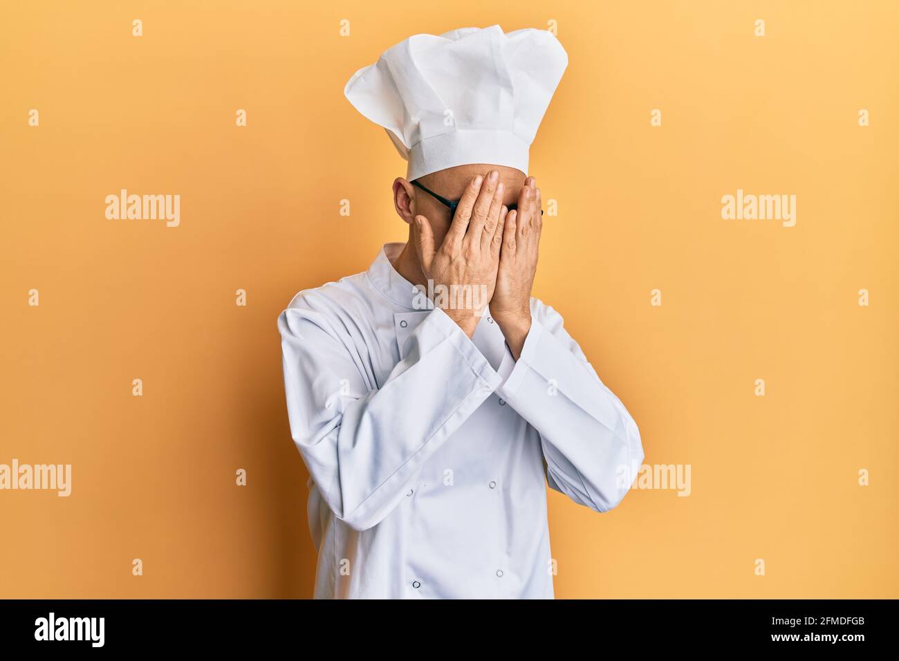 Portrait adult sad man cooking hi-res stock photography and images - Alamy