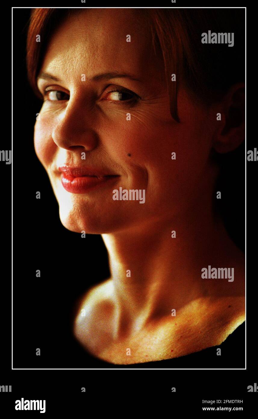 Geena Davis Actress in London February 2000 Stock Photo - Alamy