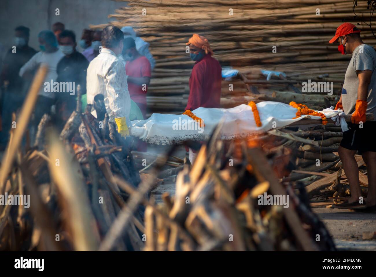 Corona dead body carrying hi-res stock photography and images - Alamy