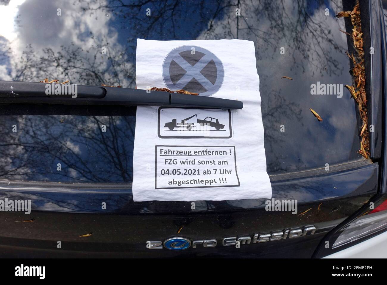 Warning notice, remove vehicle Stock Photo - Alamy