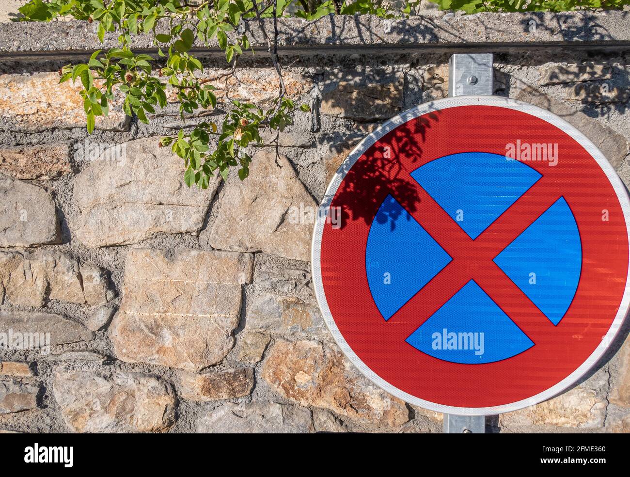 Restricted parking zone no parking sign hi-res stock photography and ...