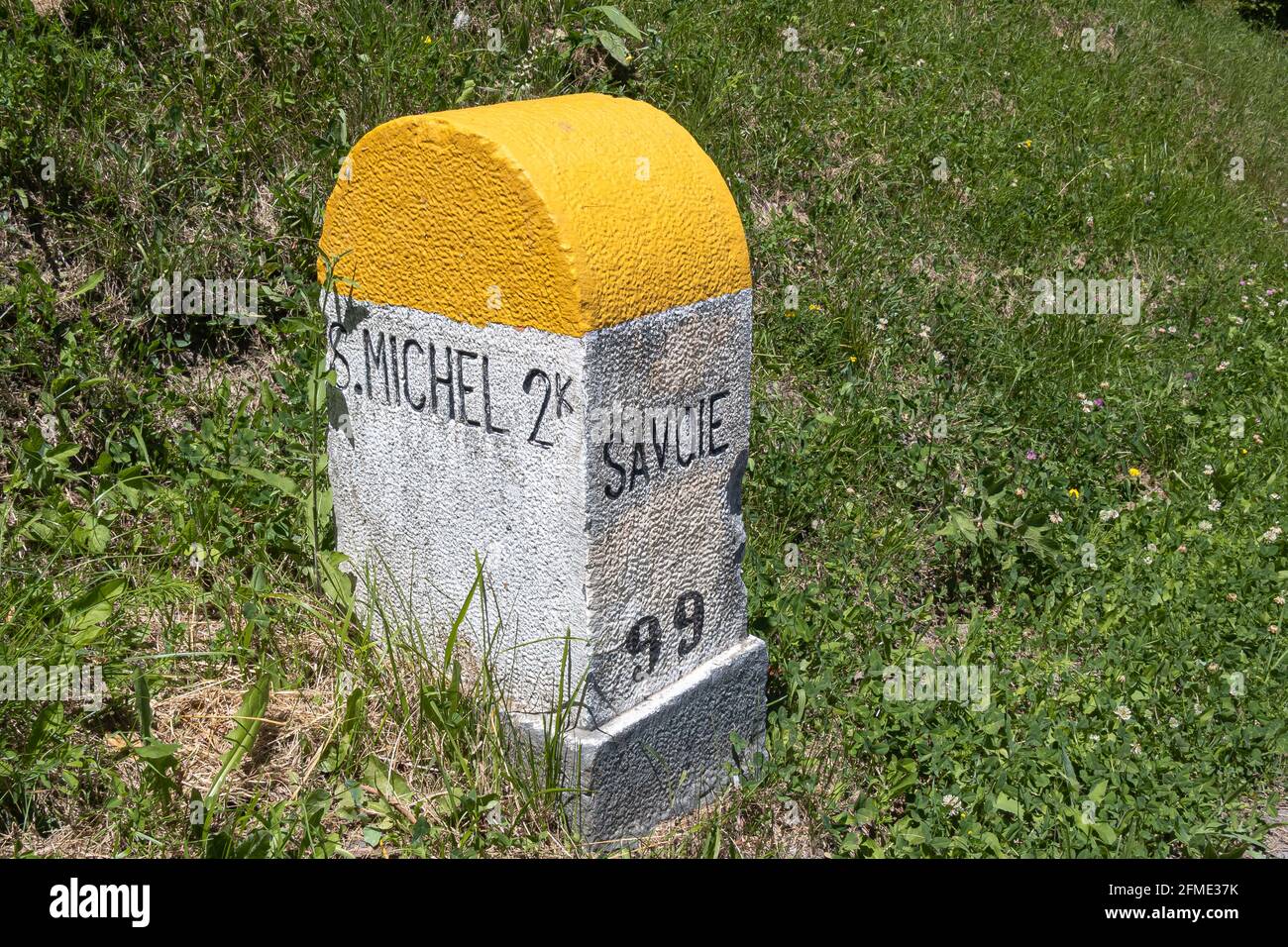 Roadside milestone distance marker hi-res stock photography and images ...