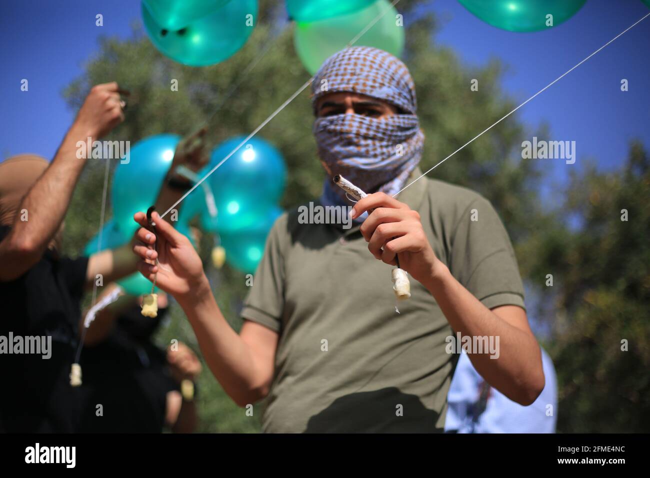 The Gaza Strip, The Gaza Strip, Palestine. 8th May, 2021. Masked young ...