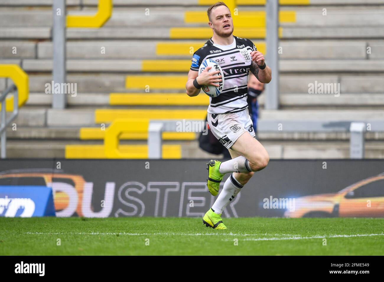 Adam Swift (21) of Hull FC runs in a try Stock Photo - Alamy