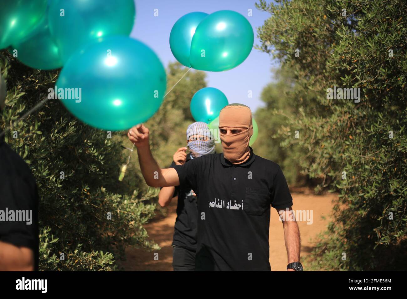 The Gaza Strip, The Gaza Strip, Palestine. 8th May, 2021. Masked young ...