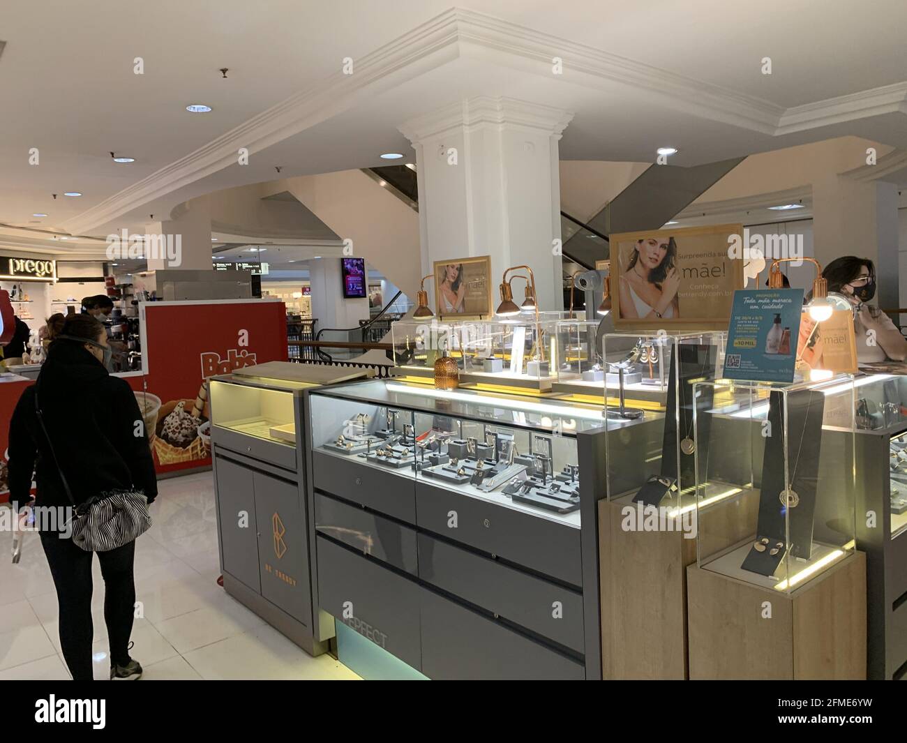 Sao Paulo, Sao Paulo, Brasil. 8th May, 2021. (INT) Movement in stores at the Patio Paulista ...