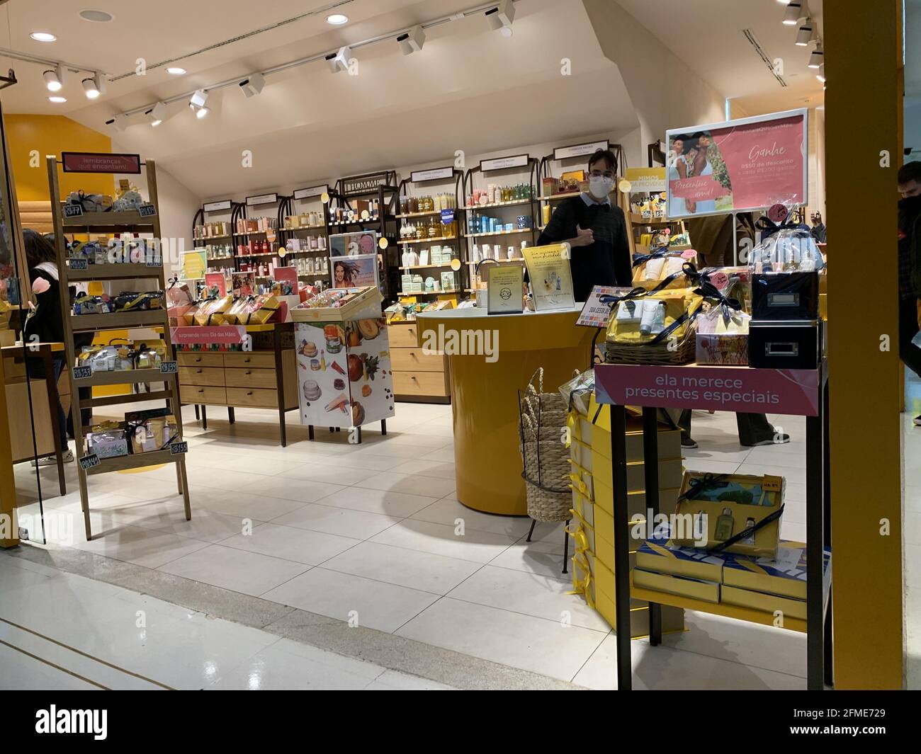 Sao Paulo, Sao Paulo, Brasil. 8th May, 2021. (INT) Movement in stores at the Patio Paulista ...