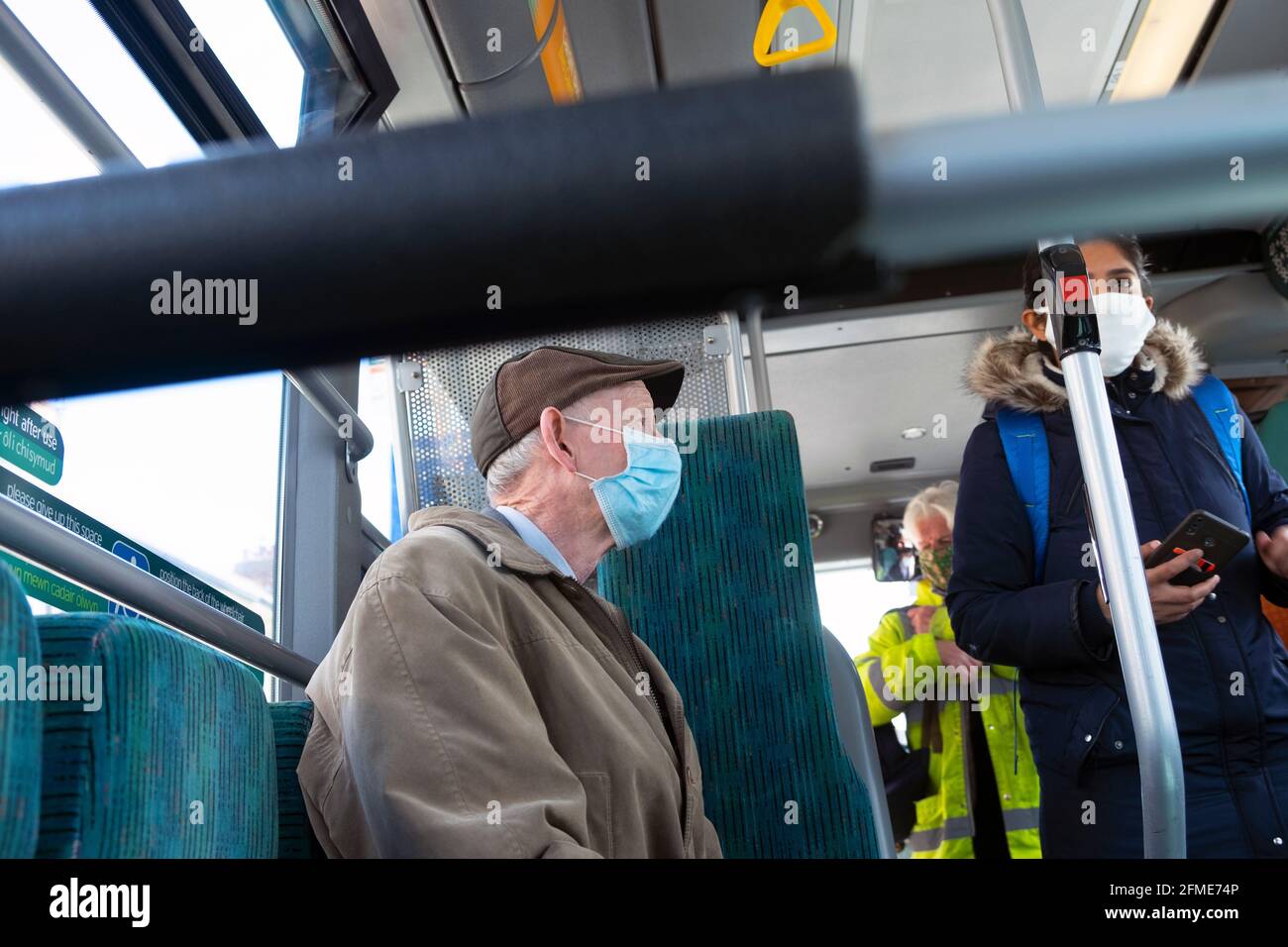 People sitting on bus hi-res stock photography and images - Alamy