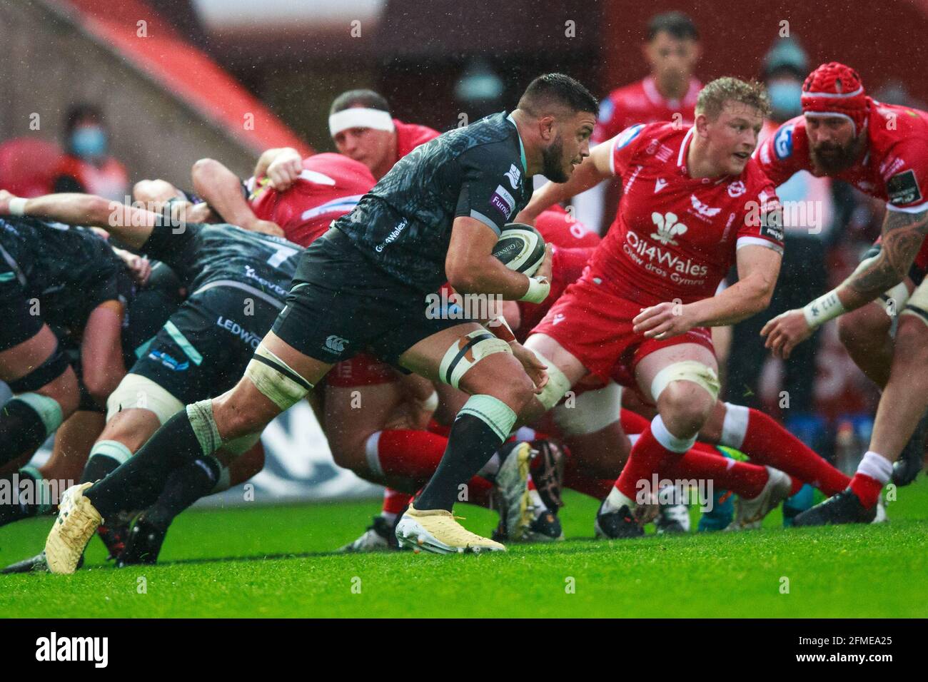 Rugby number 8 scrum hi-res stock photography and images - Alamy