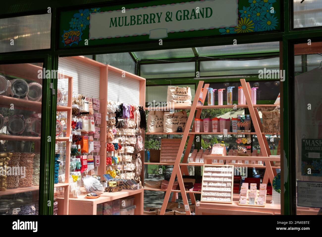 Spring Kiosk in Bryant Park, NYC, USA Stock Photo - Alamy