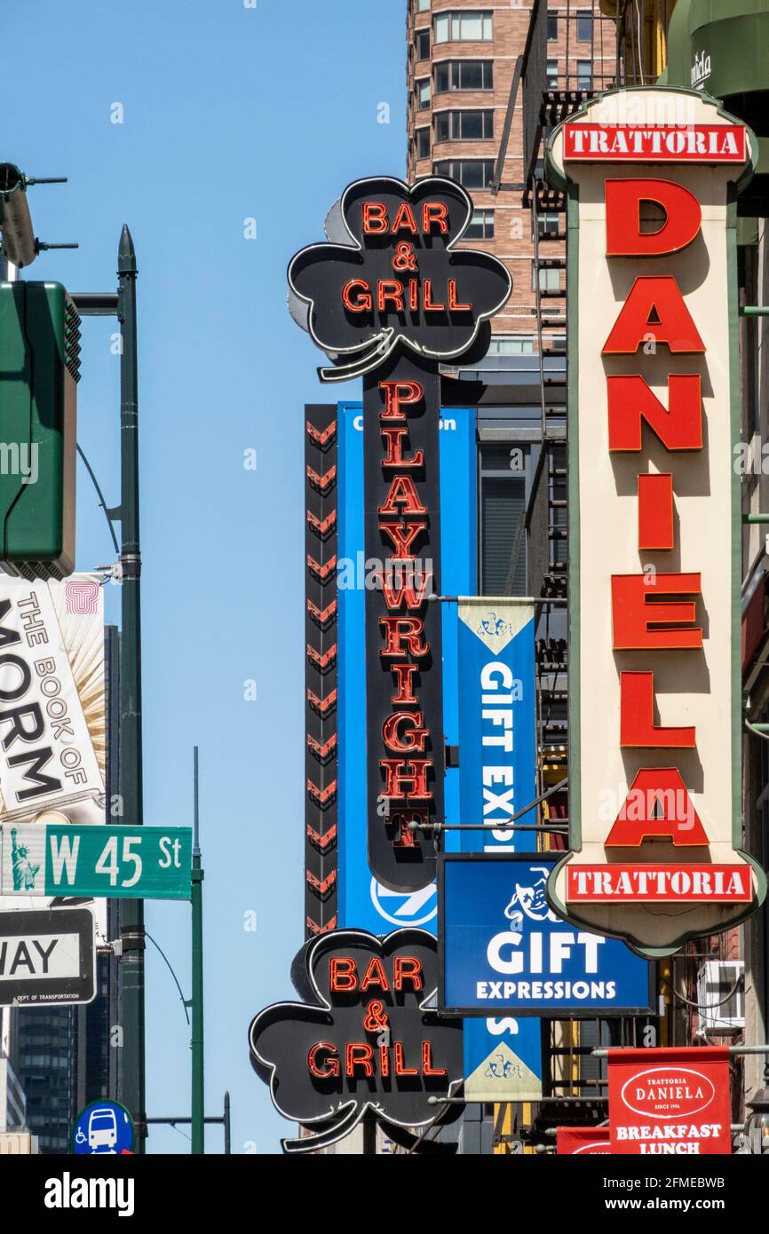 Restaurant signage hi-res stock photography and images - Alamy