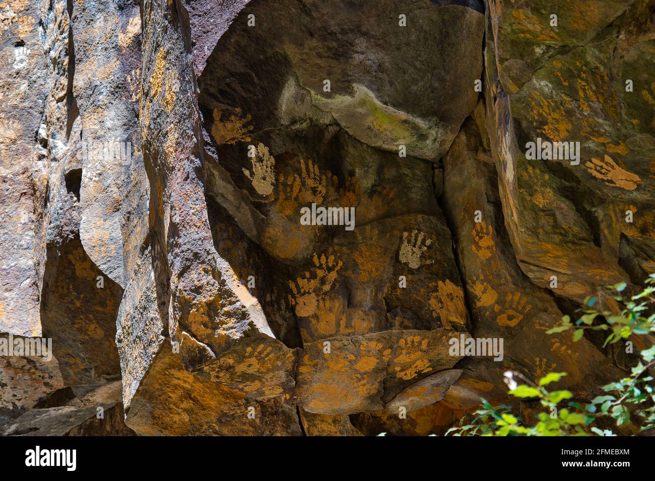 Ancient cave painting hands hi-res stock photography and images - Alamy