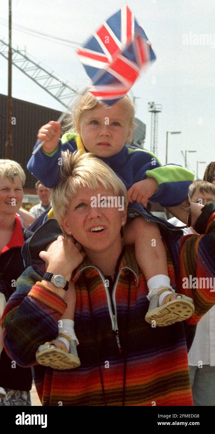HMS INVINCIBLE RETURNS. NICOLE SPENCER (29) AND DAUGHTER CHLOE GREET ...