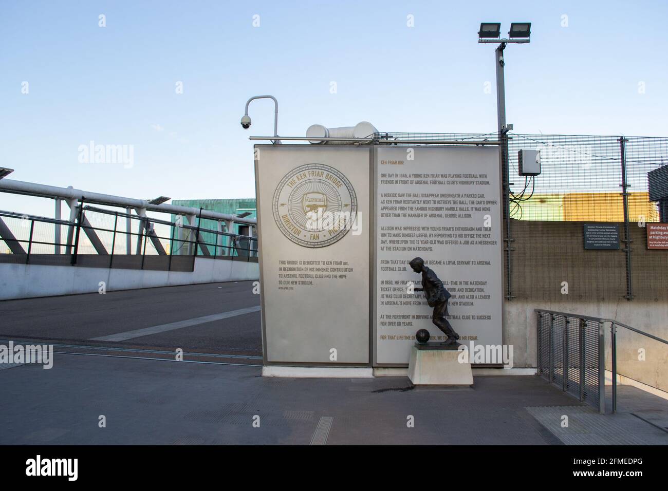 Ken friar statue hi-res stock photography and images - Alamy