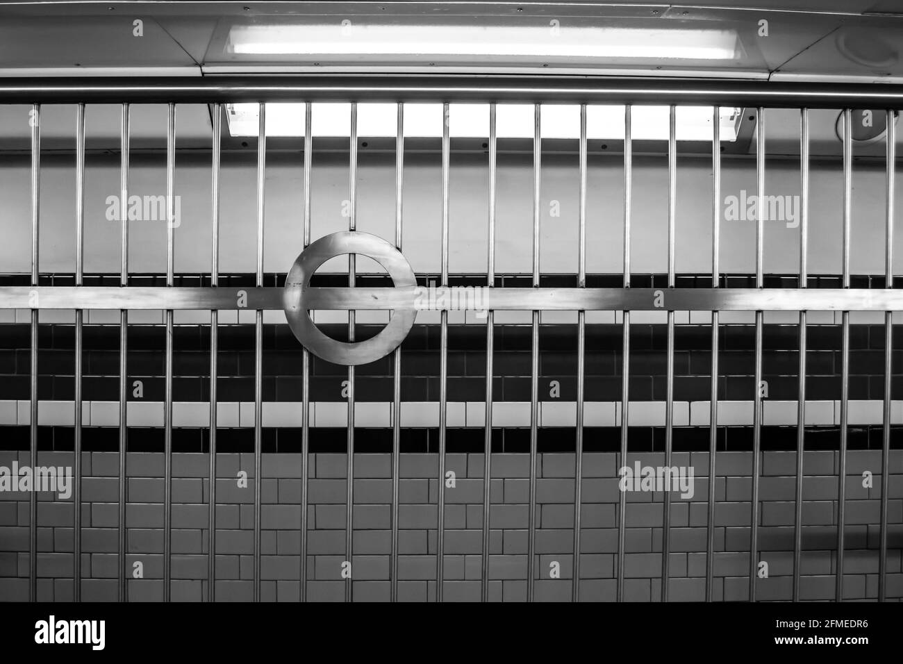 Underground roundel logo Black and White Stock Photos & Images - Alamy