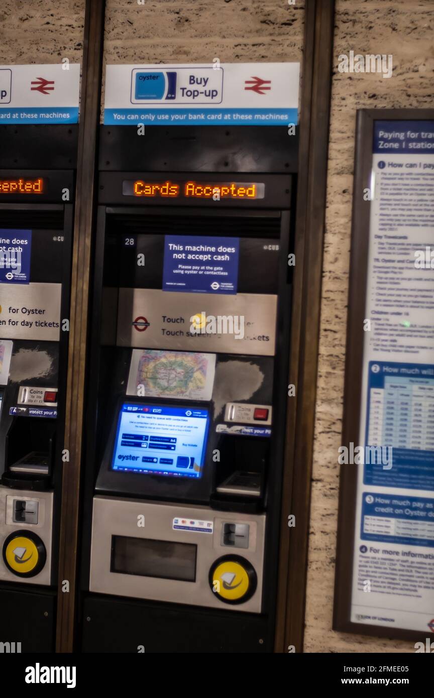 Topping up oyster card hi-res stock photography and images - Alamy