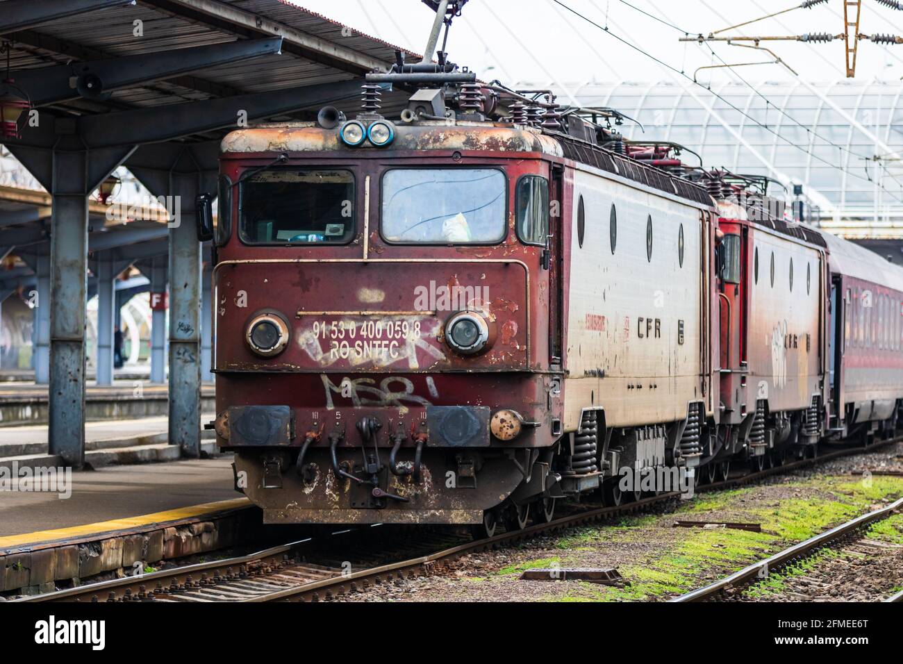 Train waiting at train platform at Bucharest North Railway Station ...