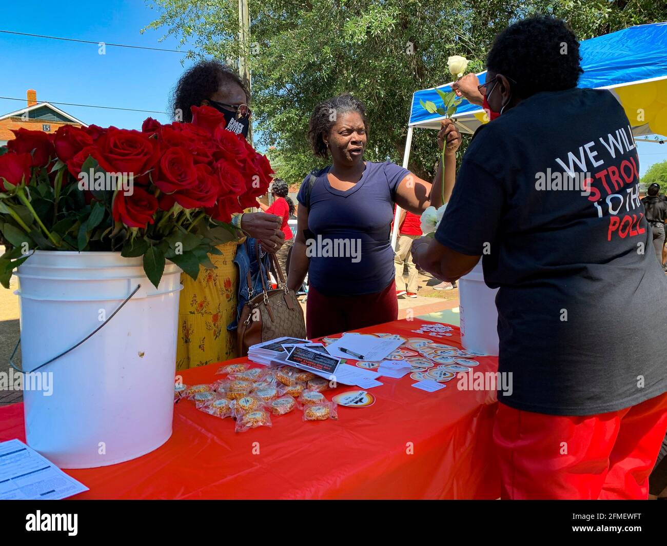 May 8, 2021, Selma, Alabama, USA: Roses are handed out to mothers ...