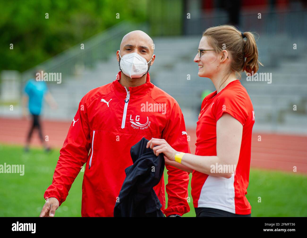 Julian Howard (LGR) is a helper at the event, on the right Nina Garay ...