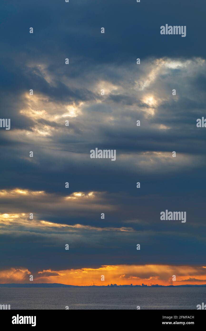 Sunset over the Bristol channel Stock Photo - Alamy