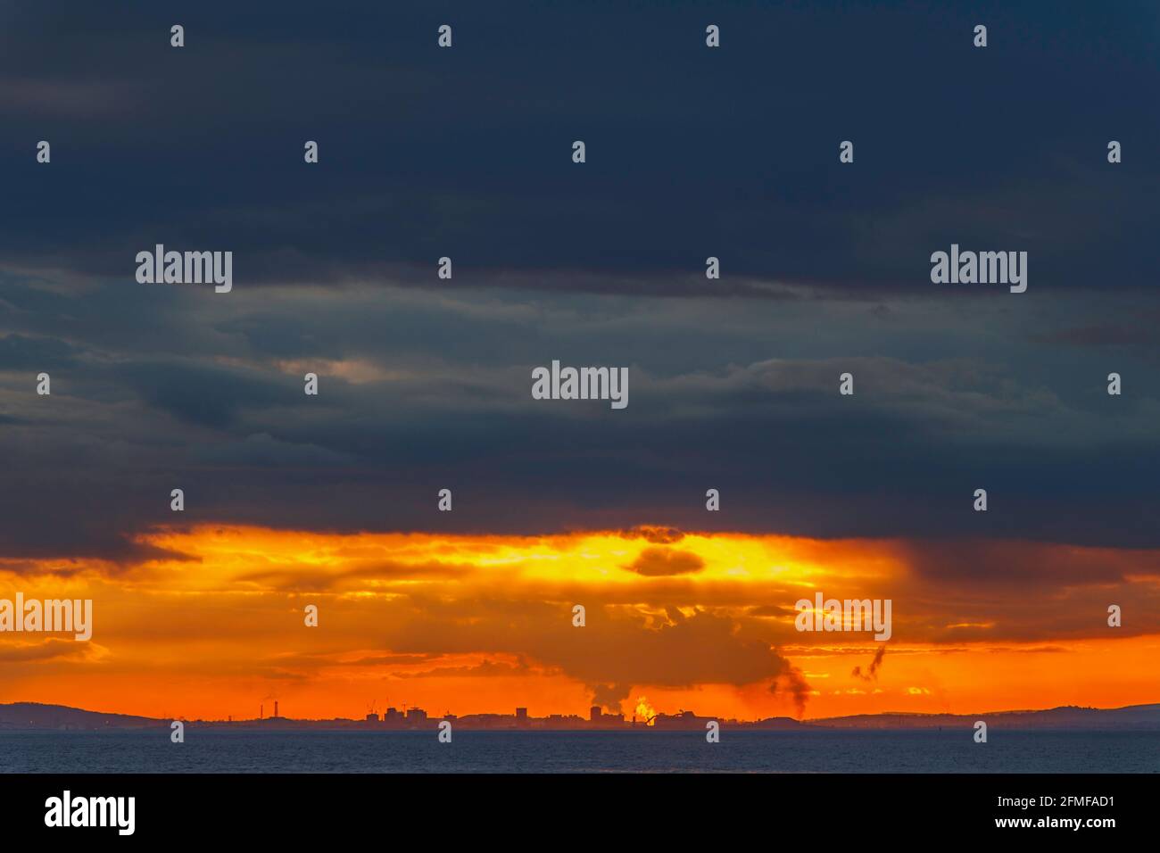 Sunset over the Bristol channel Stock Photo - Alamy