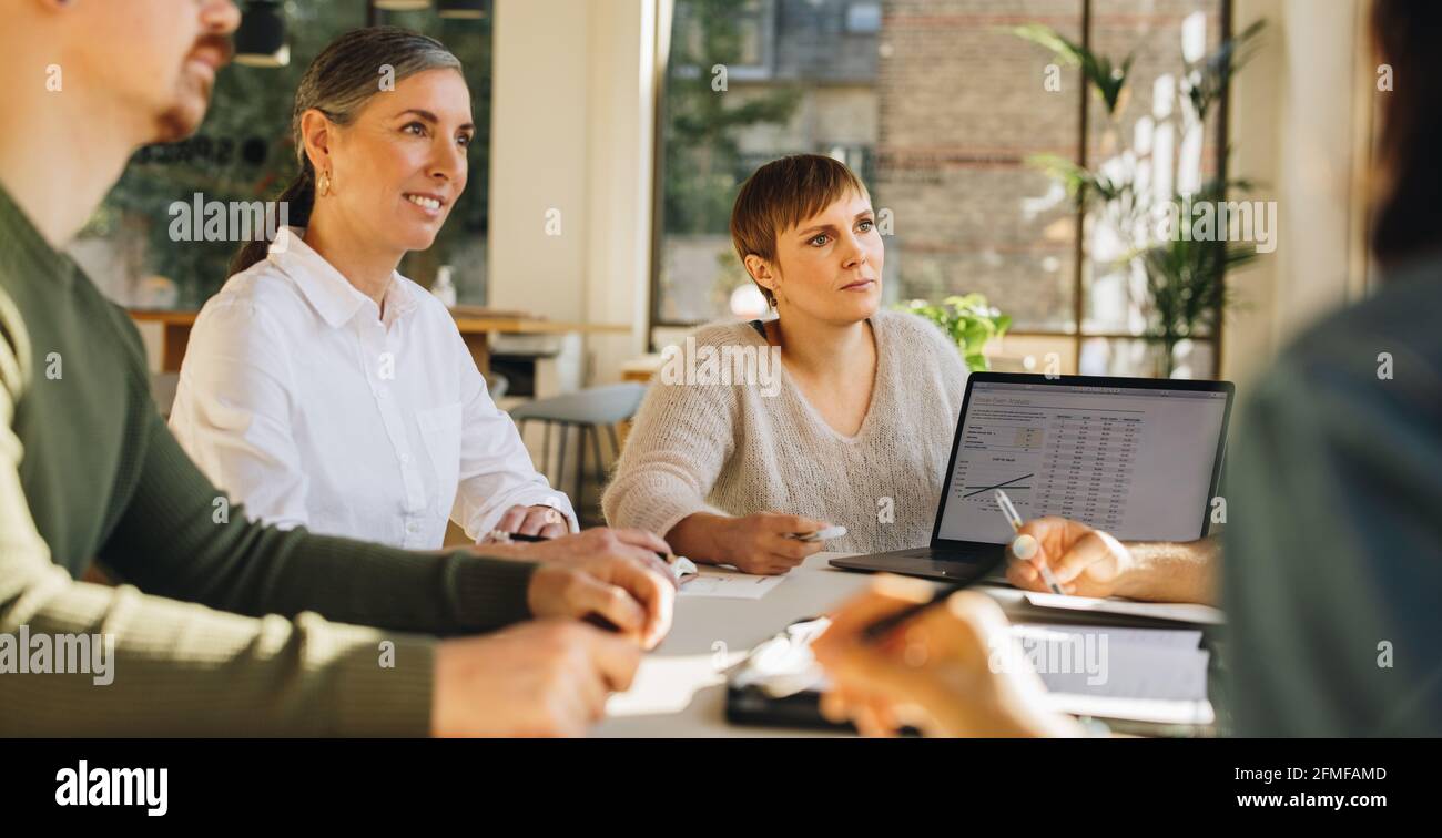 Group discussion hi-res stock photography and images - Alamy