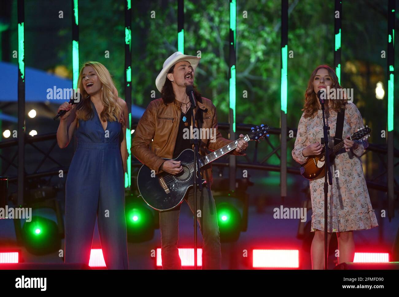 Leipzig, Germany. 08th May, 2021. German singer Stefanie Hertel (l ...