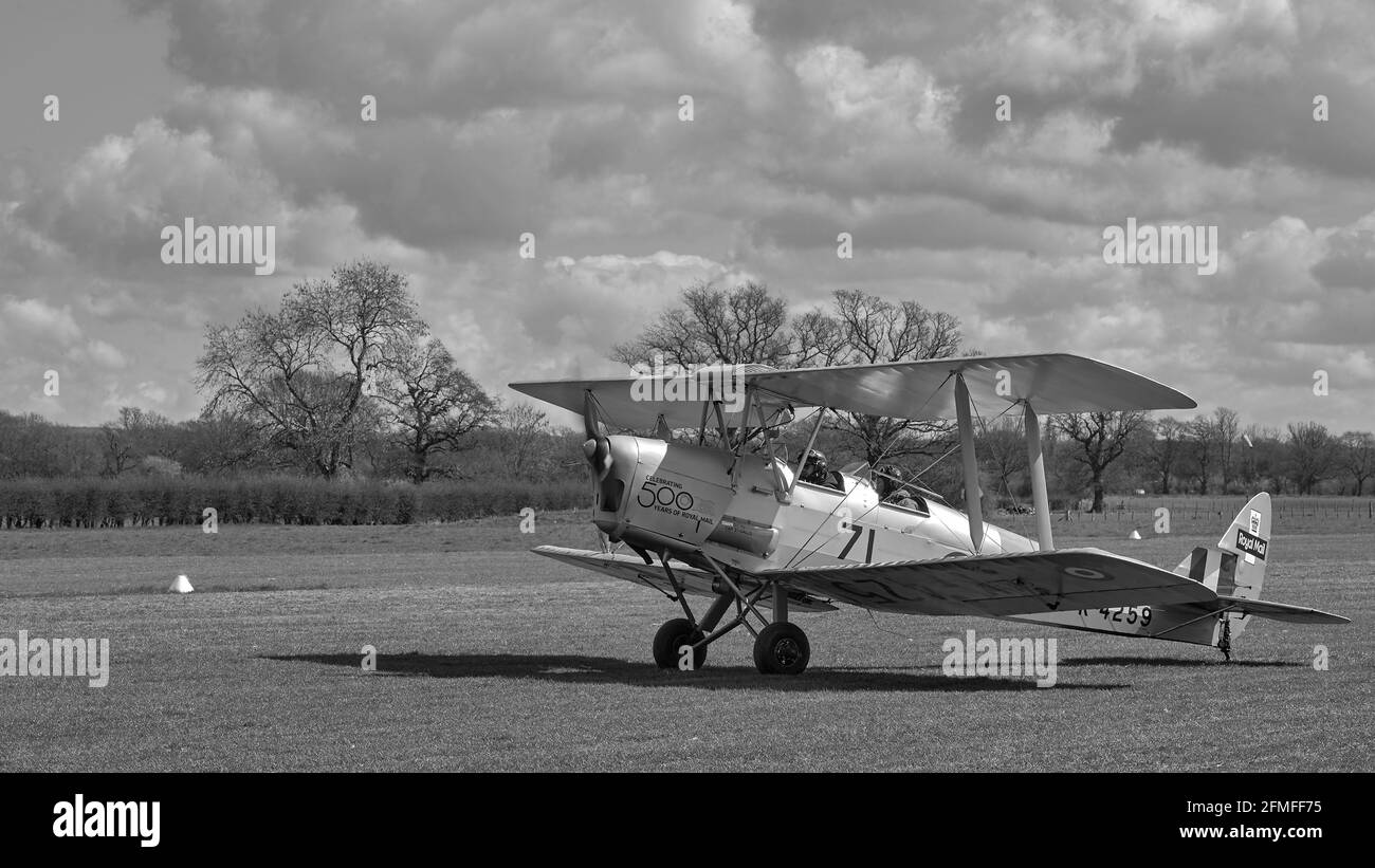 De Havilland Tiger Moth at Headcorn airfield Stock Photo - Alamy