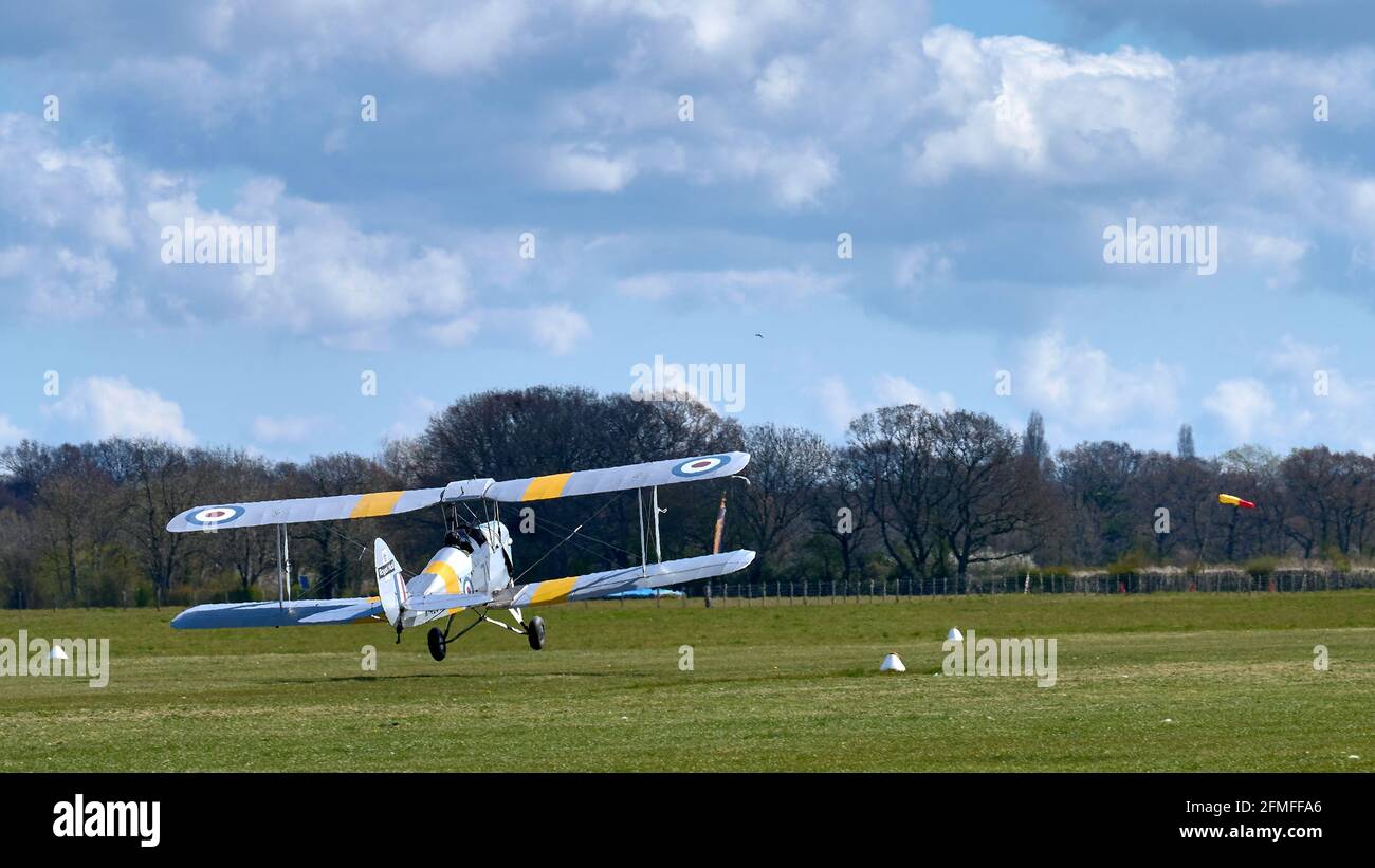 De Havilland Tiger Moth at Headcorn airfield Stock Photo - Alamy