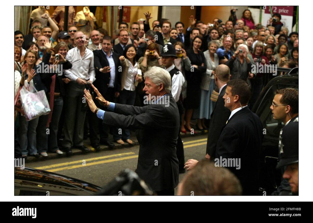 Bill Clinton Book signing at Waterstones in Londonpic David Sandison 12 ...