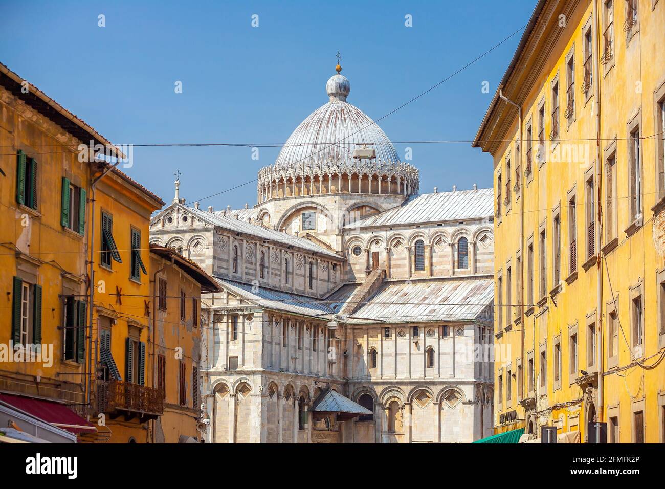 Cathedral Square (Piazza del Duomo), Pisa city downtown skyline ...