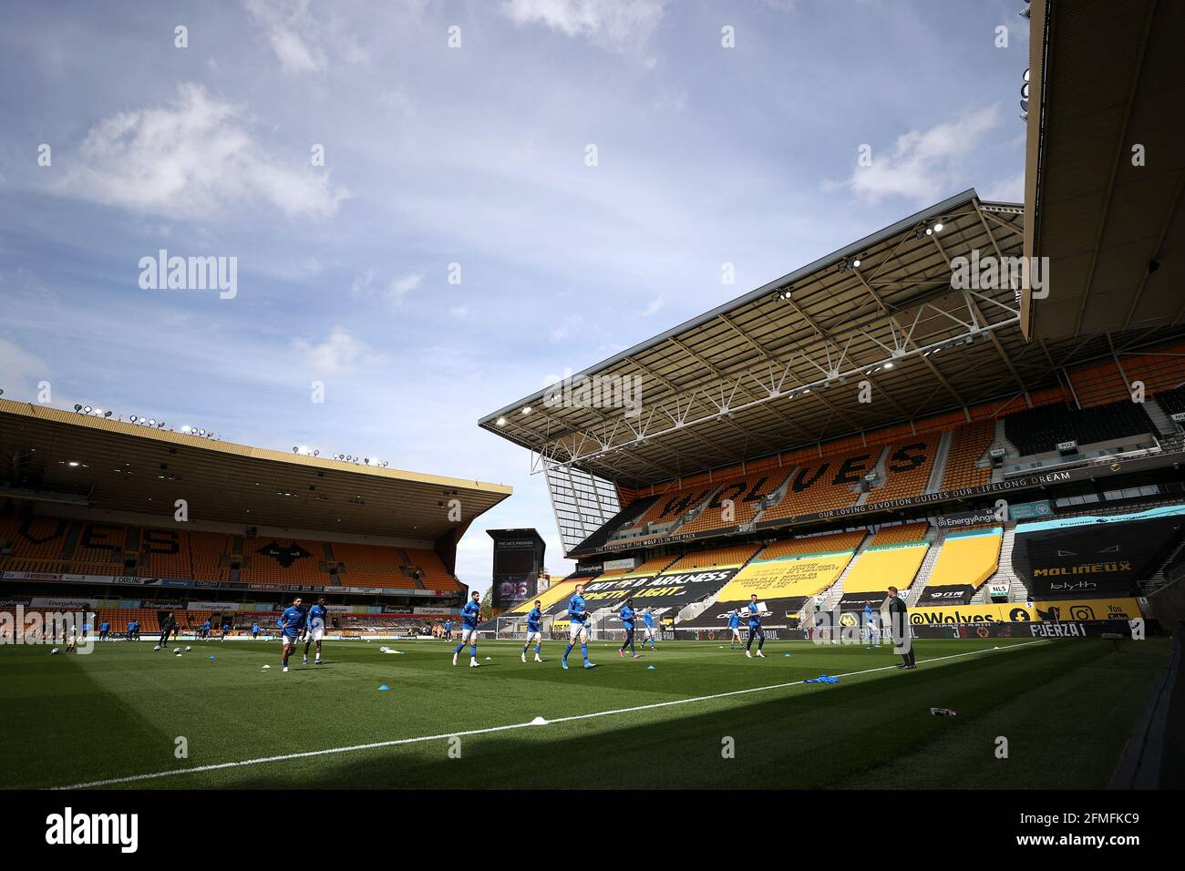 Hove albion warm up on pitch hi-res stock photography and images - Alamy