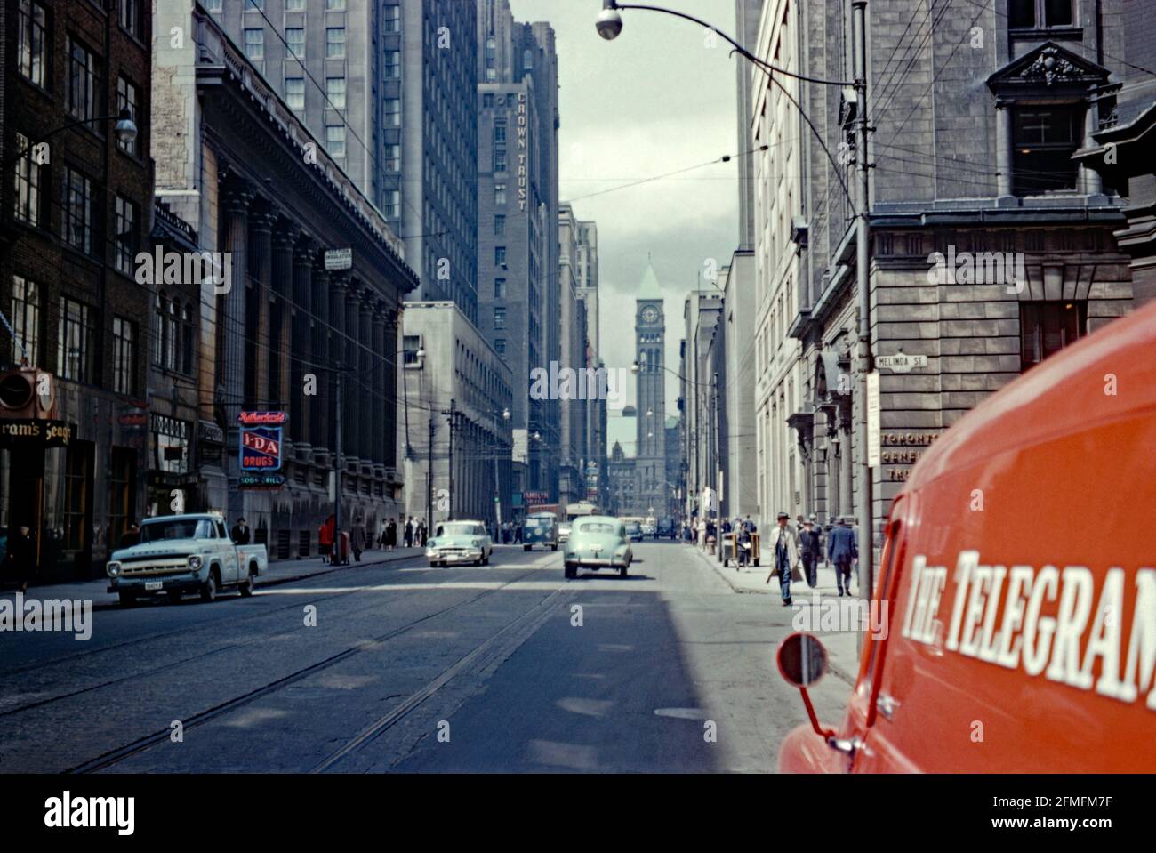 Street view crowd 1950s hi-res stock photography and images - Alamy