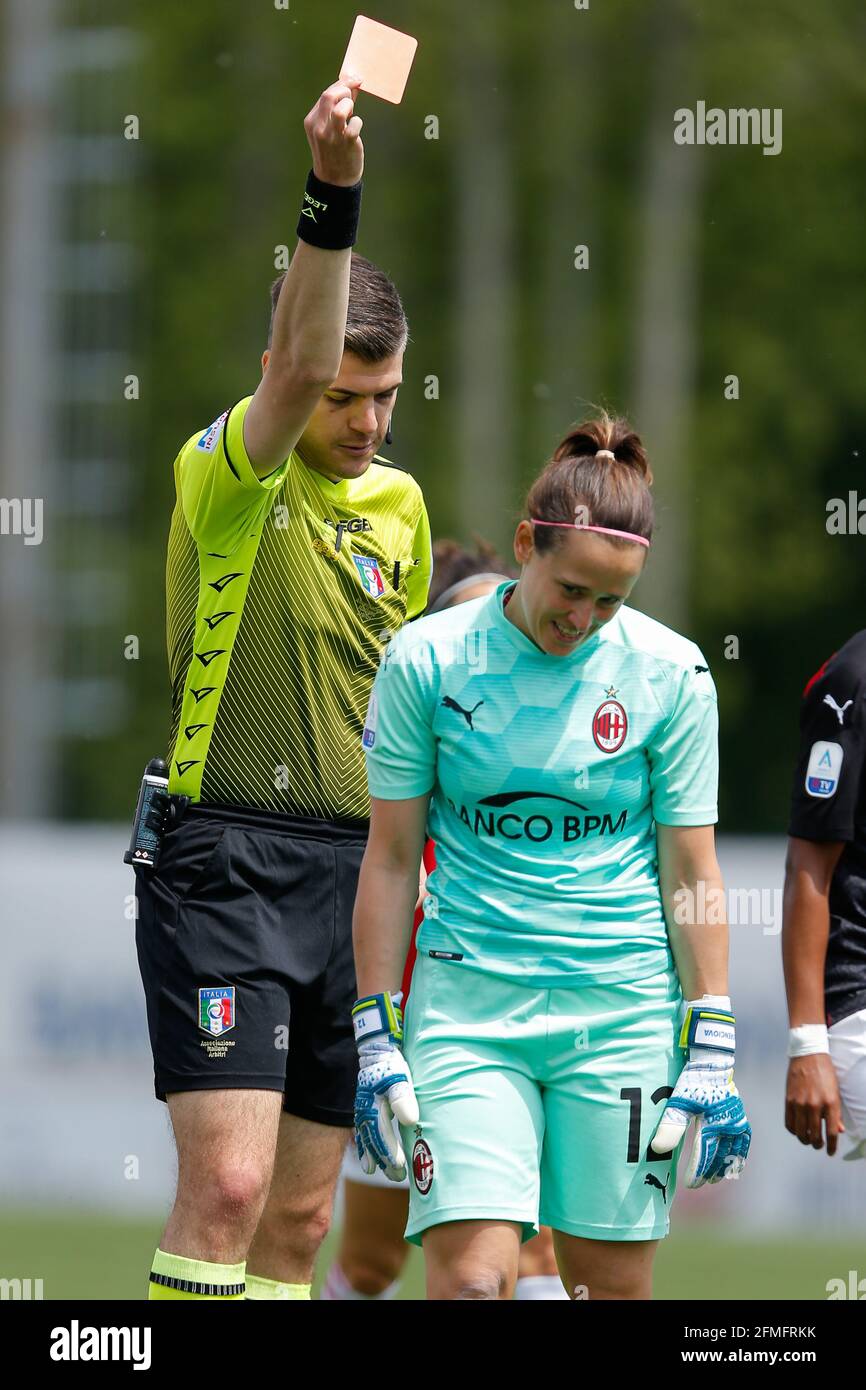 Red card football women hi-res stock photography and images - Alamy