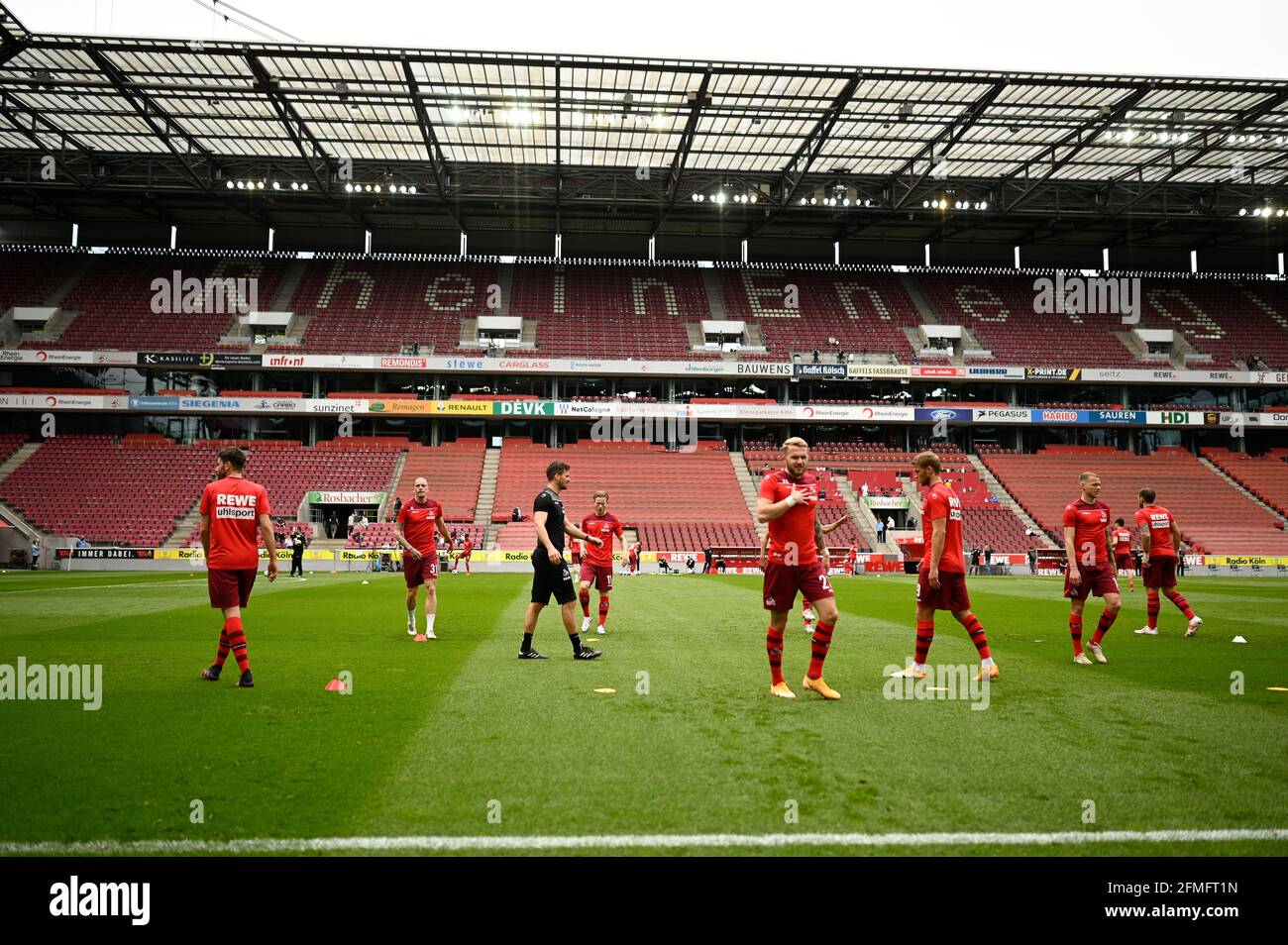 The FC Cologne players warm up before the game. GES / Football / 1 ...