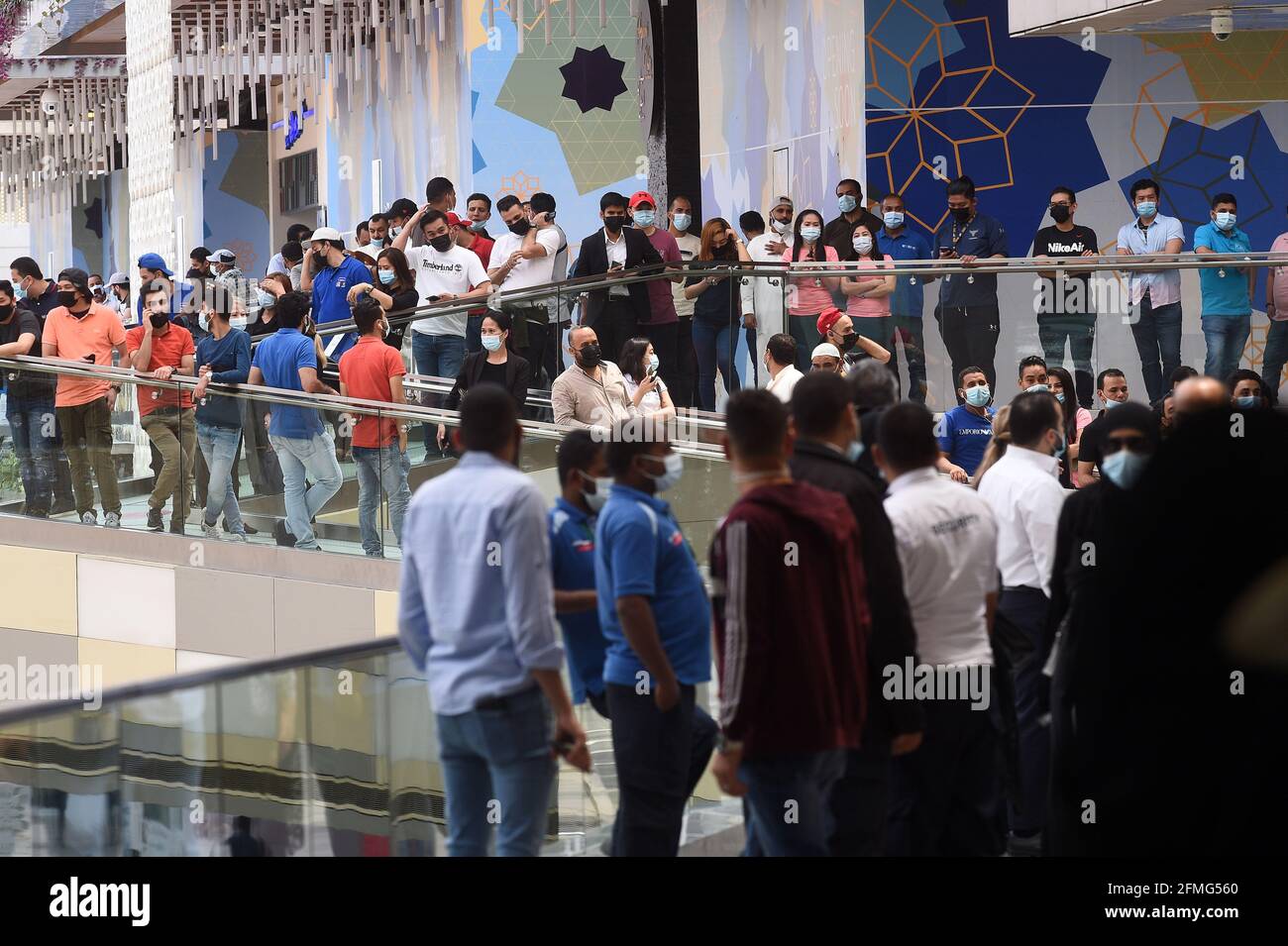 Queue on the mall hi-res stock photography and images - Alamy